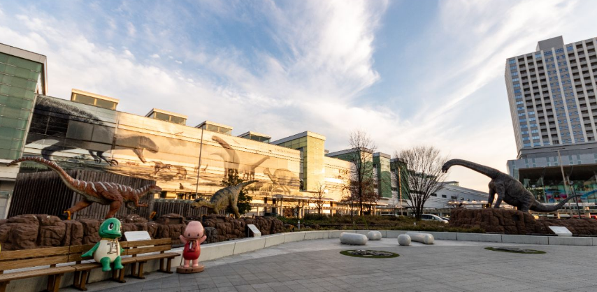 Un vistazo a los dinosaurios de Fukui | Futoi Karasu